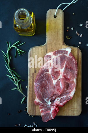 Viande de porc fraîche brute isolée sur fond blanc. Ventre de porc sur ...