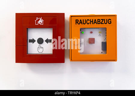 Bouton-poussoir allemand alarme incendie isolé sur fond blanc Photo ...