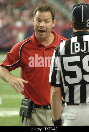 Atlanta Falcons l'entraîneur Jim Mora affirme avec le juge Côté ...