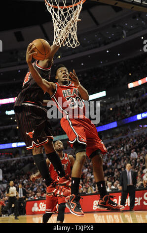 Jimmy Butler (21) des Chicago Bulls élève pour une balle dans la ...