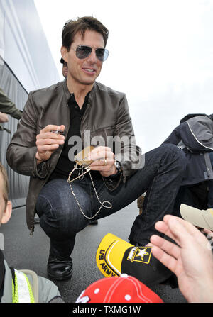 L'acteur Tom Cruise signe des autographes avec des fans lors de la ...