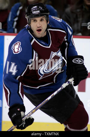 Colorado Avalanche aile droite Ian Laperriere ((R) parle de l ...