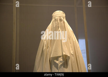 Une femme juive et voile intégral d'Afghanistan est vu dans l ...