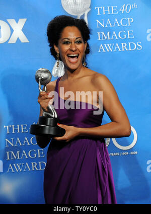 Tracee Ellis Ross apparaît backstage avec son Award for Outstanding ...