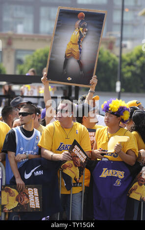 La ligne des fans rue que le champion NBA 2009 Lakers célèbrent leur ...