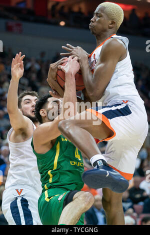 Virginia Cavaliers Mamadi Diakité (avant 25) bloque le tir de Purdue ...