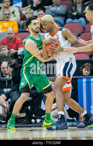 Virginia Cavaliers Mamadi Diakité (avant 25) bloque le tir de Purdue ...