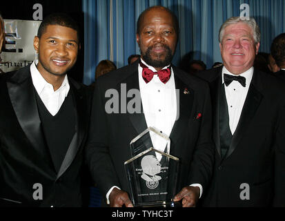 Le Gouverneur du Mississippi Haley Barbour (à gauche) et Usher lors du ...