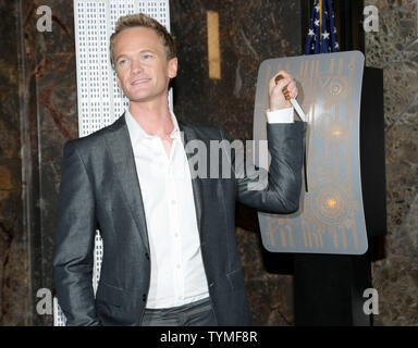 Neil Patrick Harris lance un interrupteur qui allume un modèle de l ...