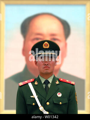 20 mai 2013, PÉKIN, CHINE : un soldat chinois monte une montre devant ...