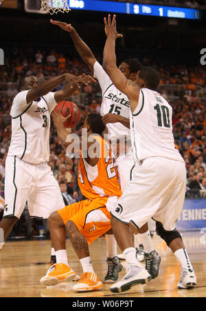Michigan State's Durrell Summers (15) s'équipe d'un tourné en face de ...
