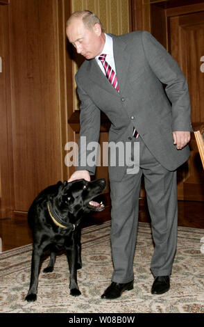 Le président russe Vladimir Poutine (R) Animaux domestiques son ...