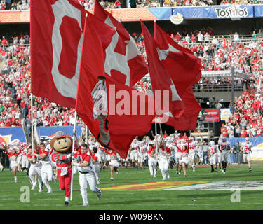 02 JANVIER 2006 : TEMPE, AZ . Donte Whitner #9 de l'Ohio State en ...