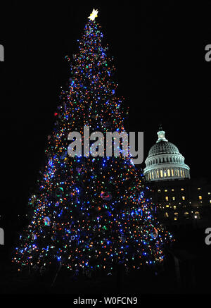 L'arbre de Noël du Capitole est vu à l'extérieur du Capitole des États ...