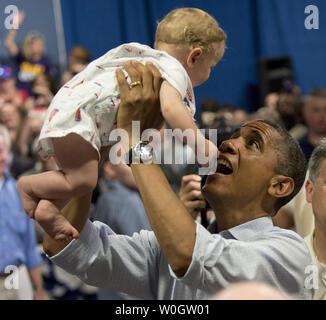 Le président Barack Obama détient Nathan Maxwell Johnson, 9 mois, après ...