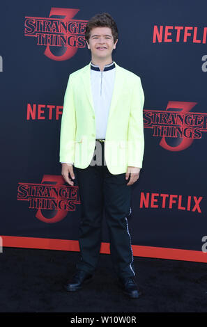 Gaten Matarazzo arrive à Netflix's STRANGER THINGS 3 première mondiale ...