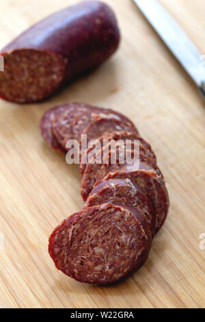 Saucisse turque sur fond blanc.Saucisse de bœuf.Saucisse de Kangal.Vue ...