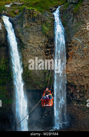 Les touristes la tyrolienne sur la vallée du Rio Pastaza, rivière ...
