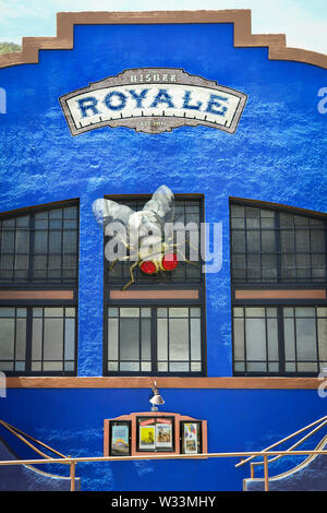 L'entrée de Bisbee Royale, avec un géant voler sculpture sur fenêtre ...
