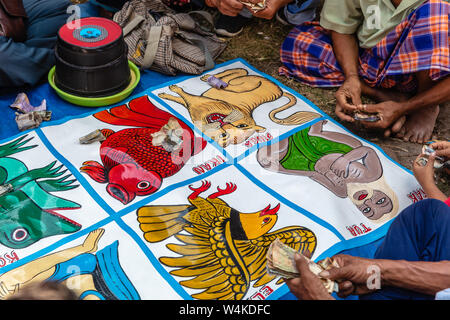 Jeu de rue traditionnels balinais, le jeu appelé kocok ou mong-mongan ...