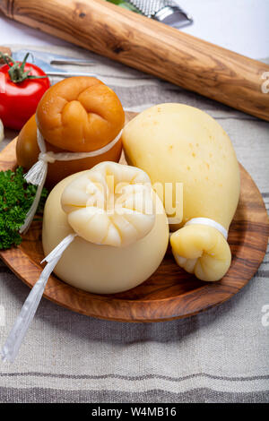Collection de fromage provolone ou italienne, fromage caciocavallo ...