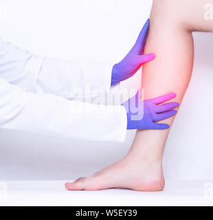 Le médecin procède à un examen médical de la jambe de l'enfant ...