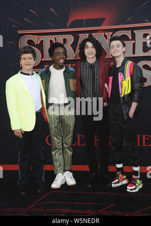 (G-D) Gaten Matarazzo, Caleb McLaughlin, Finn Wolfhard et Noah Schnapp ...