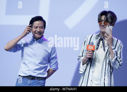 Lei Jun, gauche, président et chef de la technologie Xiaomi et ...