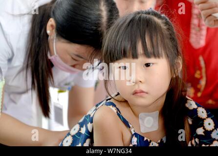 Le médecin applique un pansement fait sanfutie, de la médecine ...