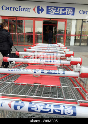 --FILE--un client chinois va faire les courses dans un supermarché ...
