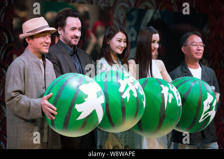 L'actrice chinoise Wang Ruoxin et directeur Hao Jie poser qu'ils ...