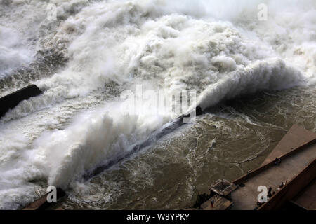 L'eau jaillit du barrage de Sanmenxia sur le Fleuve Jaune au cours d ...