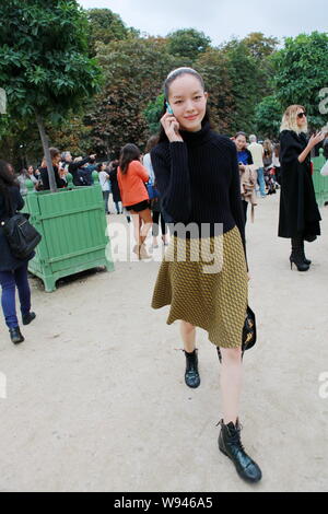 Modèle Sun chinois Guims est représenté sur une rue pendant la saison printemps/été 2014 de la ...