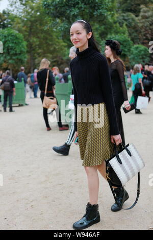 Modèle Sun chinois Guims est représenté sur une rue pendant la saison printemps/été 2014 de la ...