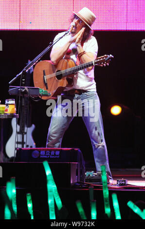 Jason Mraz effectue au cours de sa 'Tour est un mot de quatre lettres ...