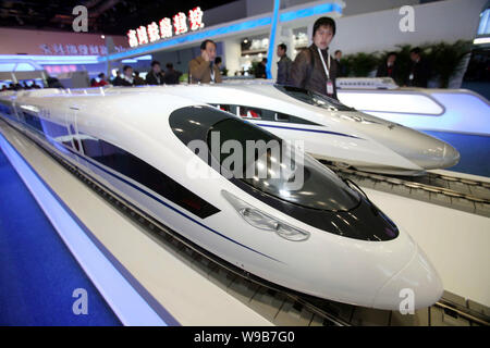 Les visiteurs regarder les modèles de CRH (China railway High-speed) trains au fer moderne 2010 ...