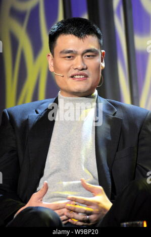 NBA superstar chinois Yao Ming est interviewé par le comédien de ...