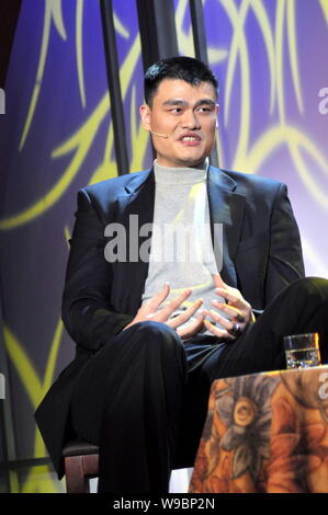 NBA superstar chinois Yao Ming est interviewé par le comédien de ...