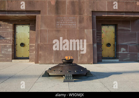 la flamme de la résistance devant la crypte, place Abbé Franz stock ...