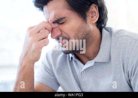 L'homme se pincer l'arrête du nez Photo Stock - Alamy