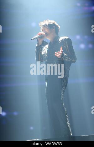 L'acteur chinois Zhu Cang Yue effectue pendant la nuit des jeunes ...