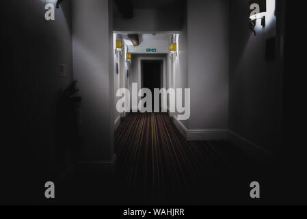 Dans la construction du corridor sombre mystérieux. Chambre porte en ...