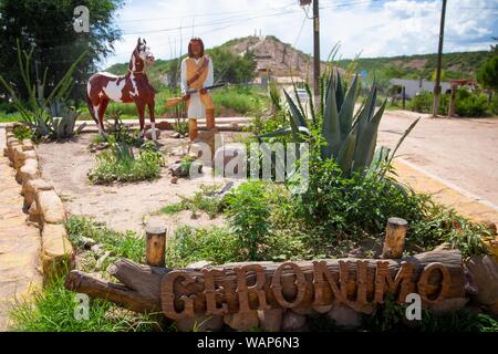 Monument, statue de l'indien Geronimo dans la ville de Fronteras ...