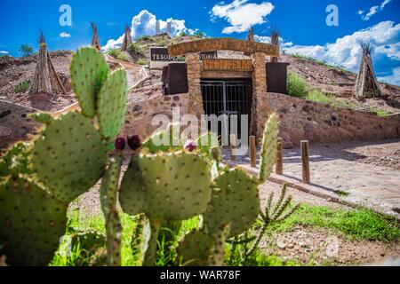 Geronimo's Prison. Une caverne sur une colline ou petite montagne a été ...