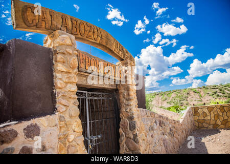 Geronimo's Prison. Une caverne sur une colline ou petite montagne a été ...