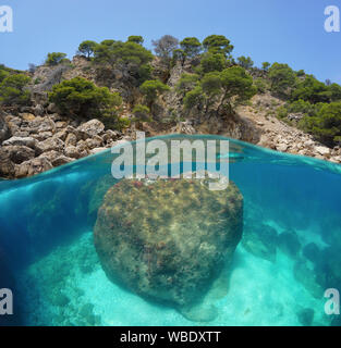 Un gros rocher sous-marin à la surface de la mer Méditerranée, ci ...