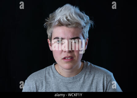 Visage en colère, émotions bouleversées de la jeune fille. Portrait en ...