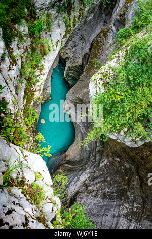 ruisseau rocheux de rivière profondément dans la forêt en été temps ...