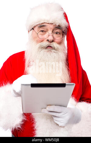 Surpris le père Noël avec le PC tablette. hauts santa claus holding ...