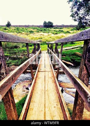 Petit pont de bois sur la rivière, Cornwall, UK Photo Stock - Alamy